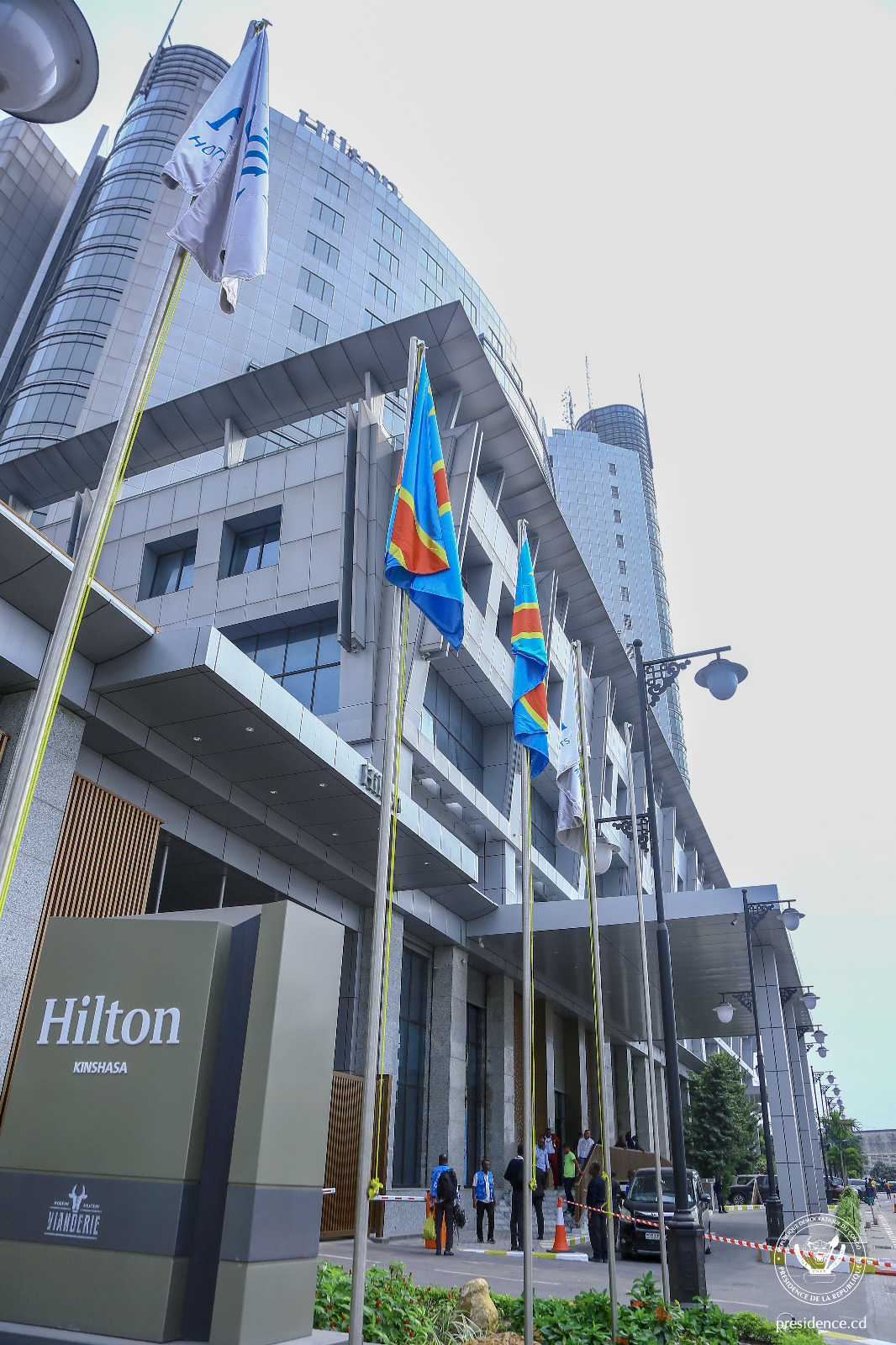LE PRÉSIDENT FÉLIX TSHISEKEDI A INAUGURÉ LE NOUVEL HÔTEL HILTON ...