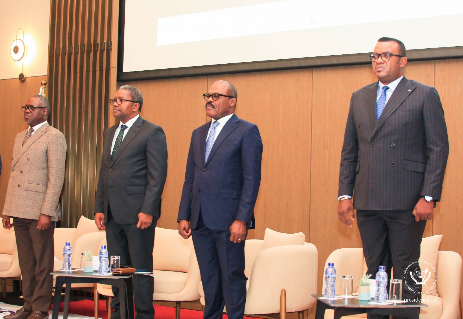 Remise des hyperguides des agents de douanes aux cadres et agents de la ...