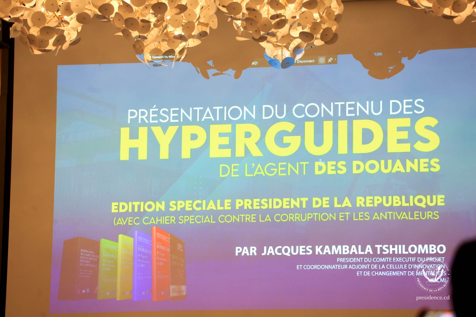 Remise des hyperguides des agents de douanes aux cadres et agents de la ...