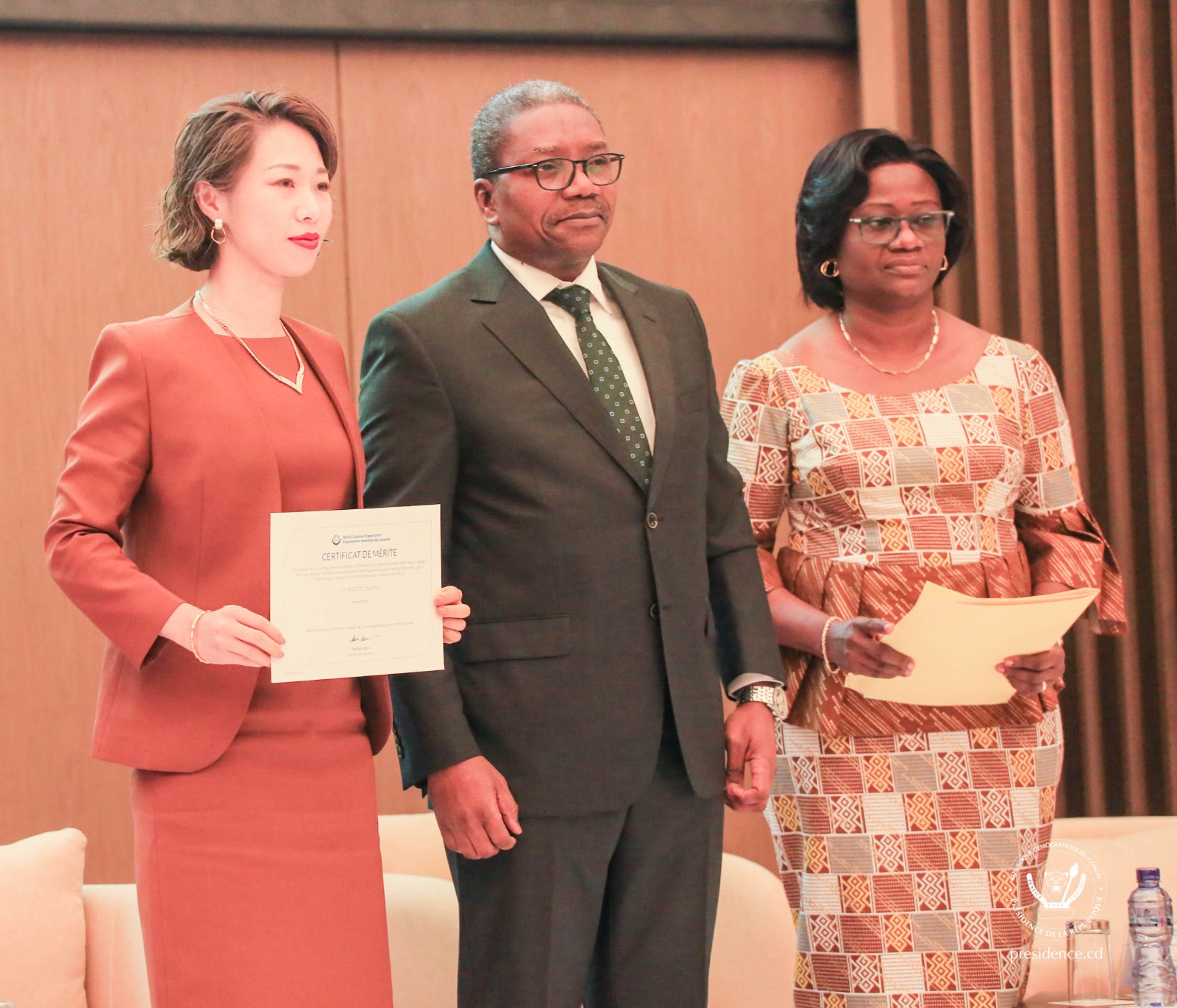 Remise des hyperguides des agents de douanes aux cadres et agents de la ...