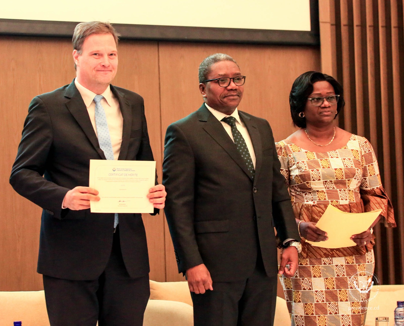 Remise des hyperguides des agents de douanes aux cadres et agents de la ...